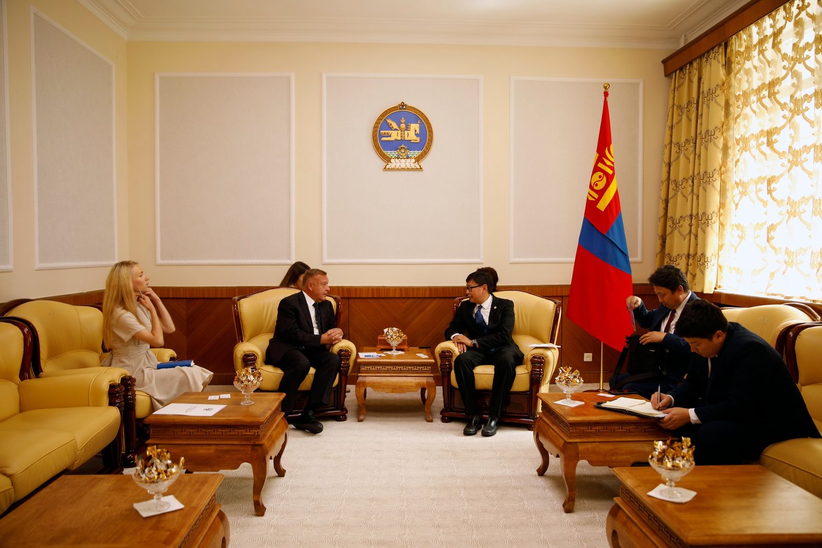 П.Наранбаяр сайд орос сурагчдыг Монголд суралцуулах талаар ярилцжээ - Eguur.MN