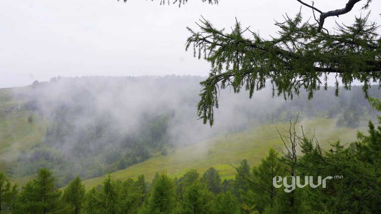 Алтай Хангай Хөвсгөл Хэнтийн уулархаг нутгаар хур тунадас орно
