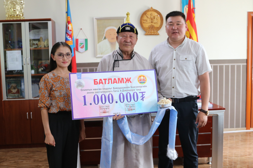 Хөвсгөл аймгийн удирдлагууд Б.Баасанхүүгийн 2 багшийг тус бүр 10 сая төгрөгөөр шагнав - Eguur.MN