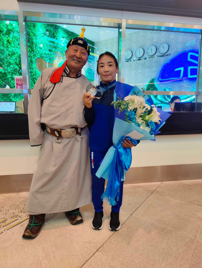 Хөвсгөл аймгийн удирдлагууд Б.Баасанхүүгийн 2 багшийг тус бүр 10 сая төгрөгөөр шагнав - Eguur.MN