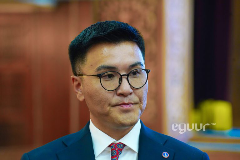 Ч.Лодойсамбуугийн саналд 32 гишүүн гарын үсэг зурвал Л.Оюун-Эрдэнийг огцруулах асуудлыг ...