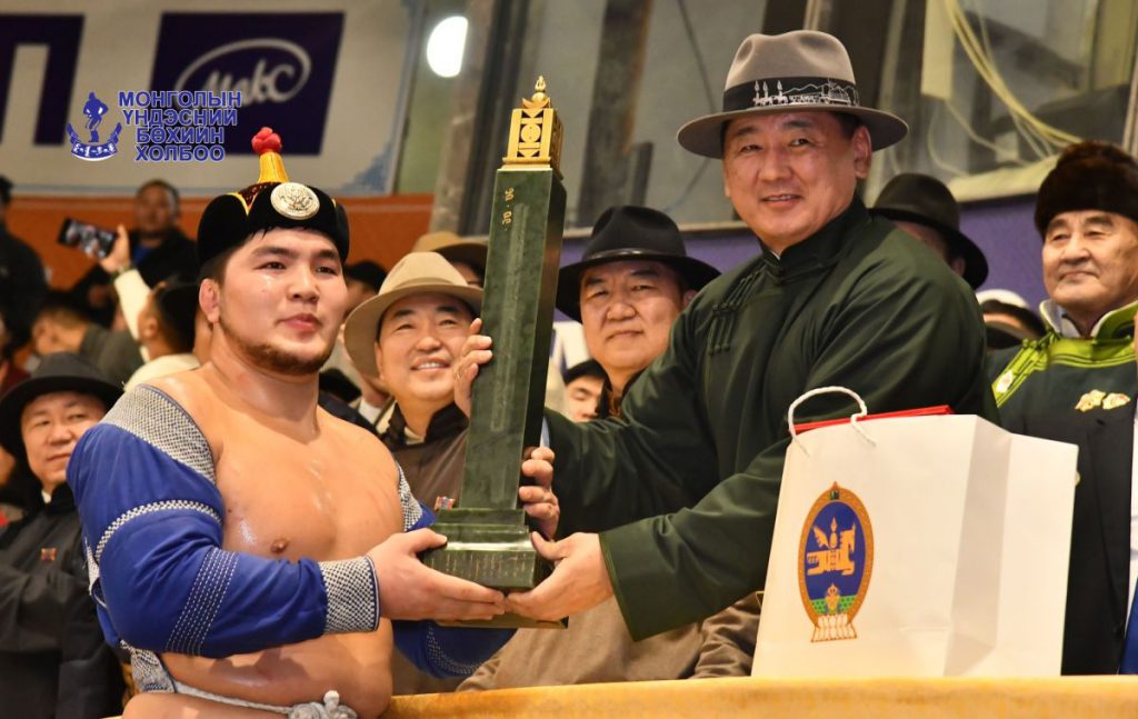 23 насандаа Ерөнхийлөгчийн цом хүртсэн Улсын начин Э.Батмагнай гэж хэн бэ - Eguur.MN