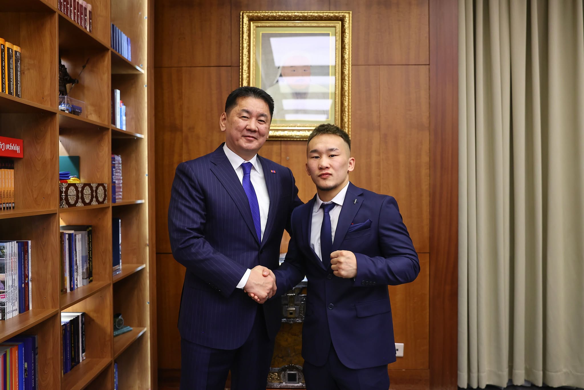 Ерөнхийлөгч У.Хүрэлсүх Э.Цэндбаатар болон мэргэжлийн боксын тамирчдыг хүлээн авч уулзлаа - Eguur.MN