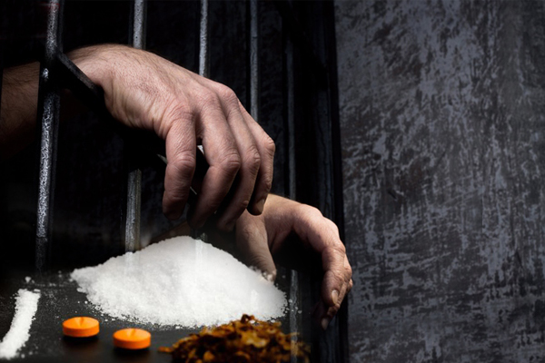 Мансууруулах бодис хилээр оруулж, борлуулахыг завдсан 2 этгээд 461-р хориход саатуулагдаж байна ...