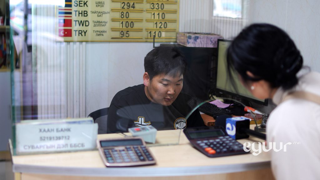 Сурвалжилга: Арилжааны банкууд ам.долларгүй болж, валютын ханш сард 100 төгрөгөөр өсжээ - Eguur.MN