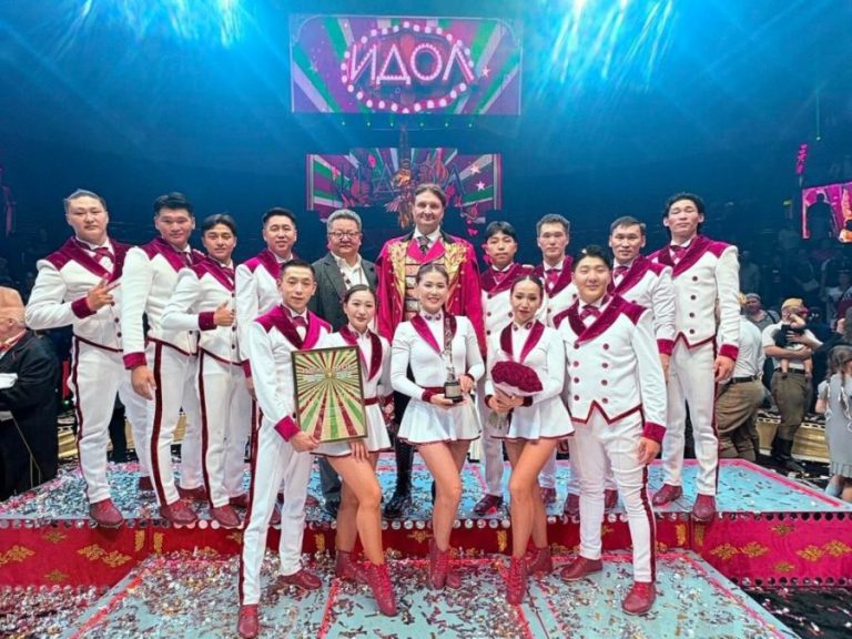 Монголын циркчид олон улсын "ИДОЛ" фестивалиас мөнгөн цом хүртлээ - Eguur.MN