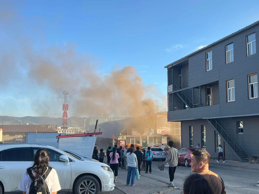 "Барс 2" зах дээр гарсан галыг унтраахаар ажиллаж байна - Eguur.MN