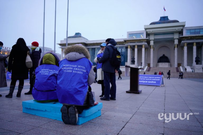 Фото: Эмч, эмнэлгийн ажилтнууд суулт зарлаж, гадаа хонох гэж байна ...