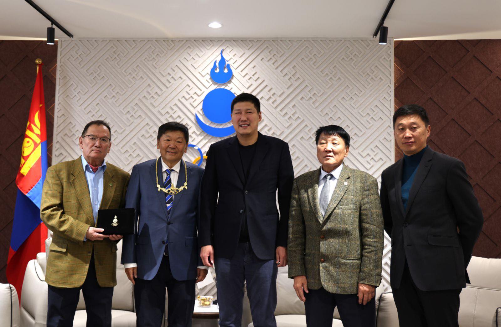 Спортын сэтгүүлч Ч.Отгонбаатар "Алтан од" шагнал хүртжээ - Eguur.MN